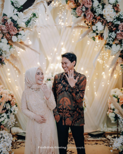 Foto Tunangan, Momen Bahagia yang Wajib Diabadikan - V&Co Jewellery