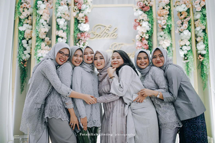 Foto Tunangan, Momen Bahagia yang Wajib Diabadikan - V&Co Jewellery