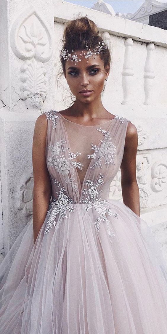 Warna Gaun Pengantin Selain Putih, Apa Saja? - V&CO Jewellery News