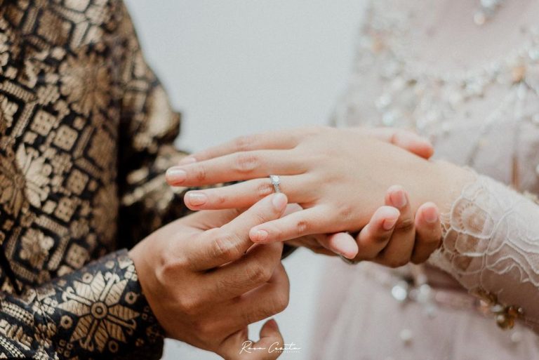 Cincin Tunangan Itu Dipakai di Jari Mana, Sih? Jangan Sampai Salah! - V&CO Jewellery News