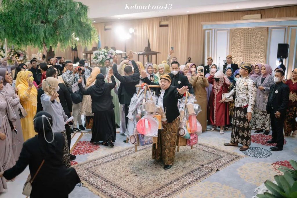 Bubak Manten, dalam Pernikahan Adat Jawa | V&Co Jewellery