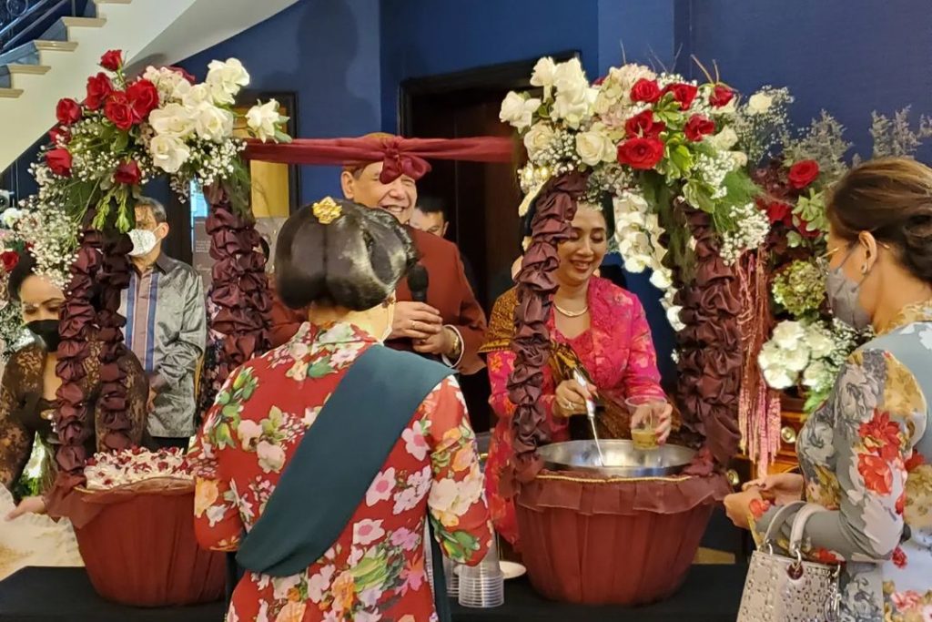 Rangkaian Prosesi Pernikahan Adat Jawa | V&Co Jewellery