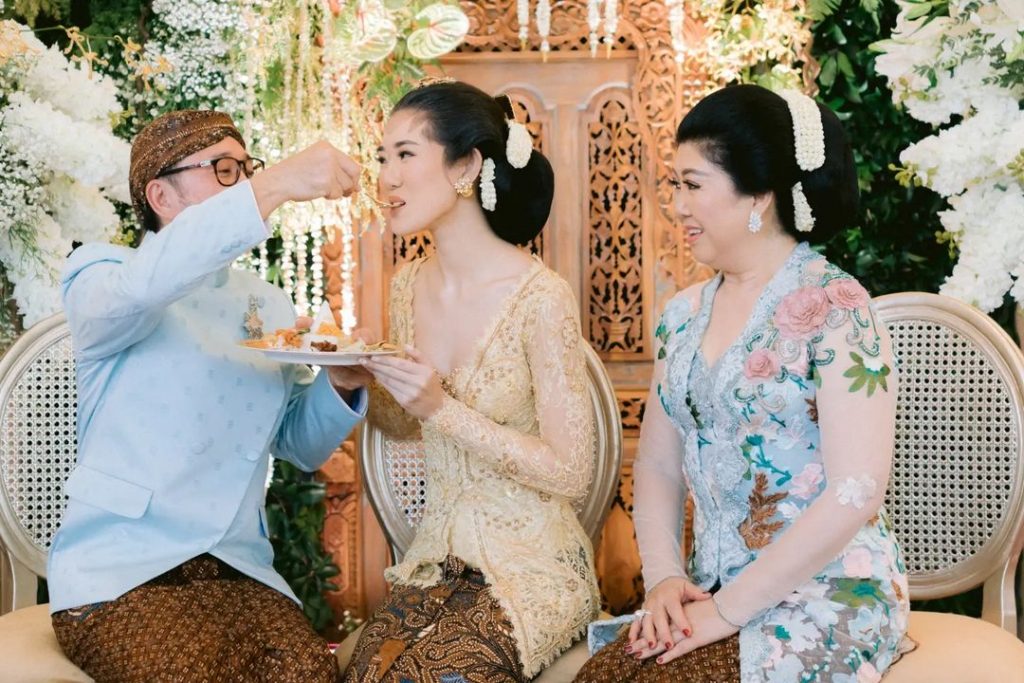 Rangkaian Prosesi Pernikahan Adat Jawa | V&Co Jewellery