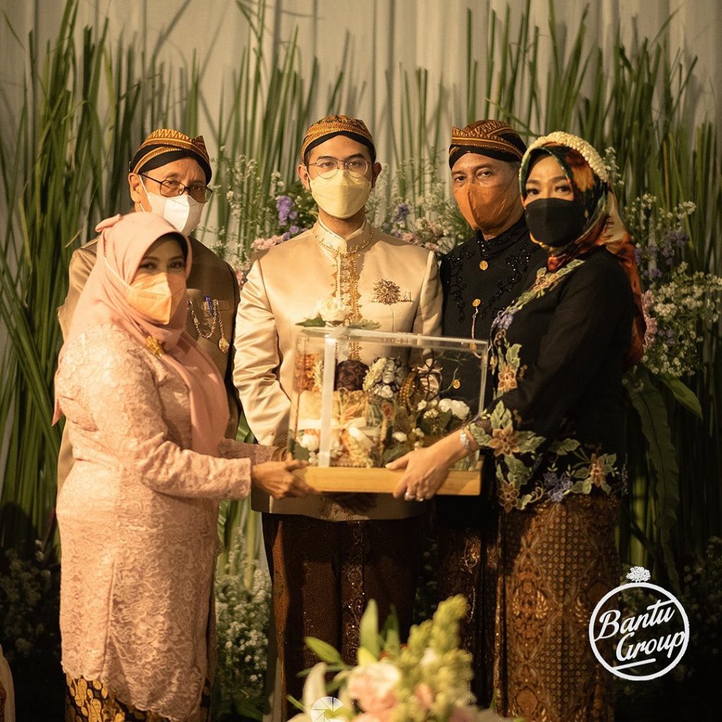 Prosesi Midodareni Pada Pernikahan Adat Jawa | V&Co Jewellery