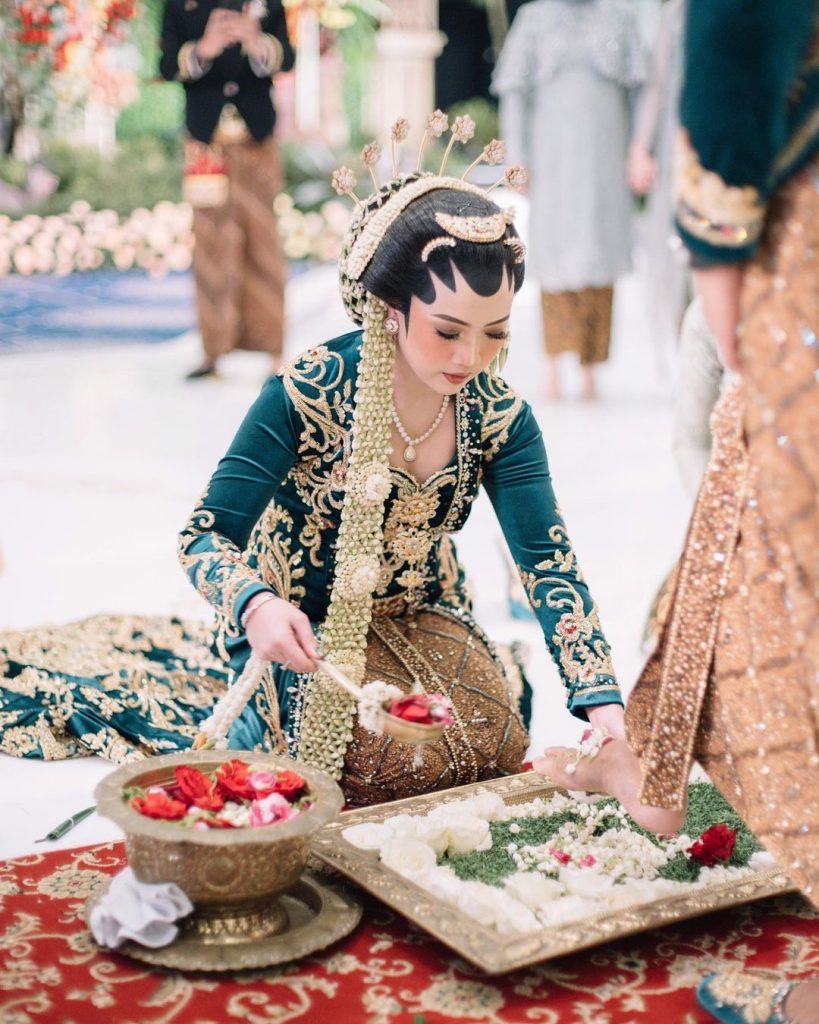 Rangkaian Prosesi Pernikahan Adat Jawa | V&Co Jewellery