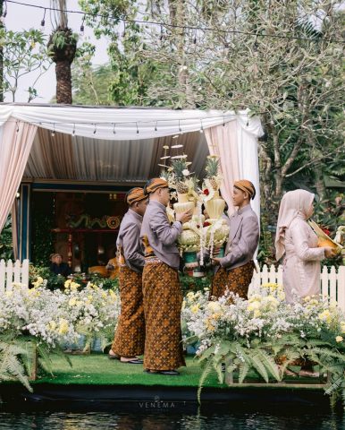 Rangkaian Prosesi Pernikahan Adat Jawa | V&Co Jewellery