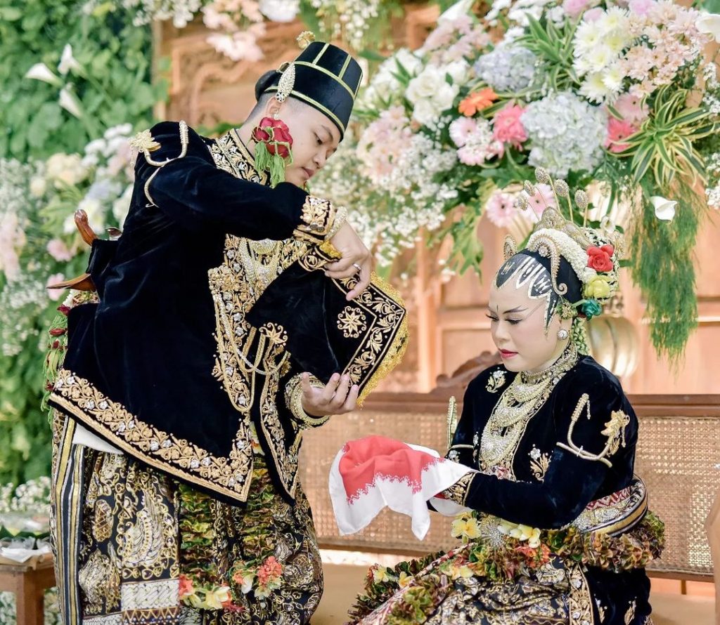 7 Aksesoris Pada Busana Pengantin Pria Jawa dan Maknanya