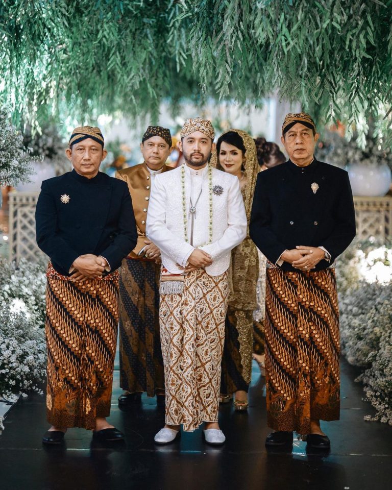 13 Urutan Upacara Panggih dalam Pernikahan Adat Jawa 13 Urutan Upacara Panggih dalam Pernikahan Adat Jawa