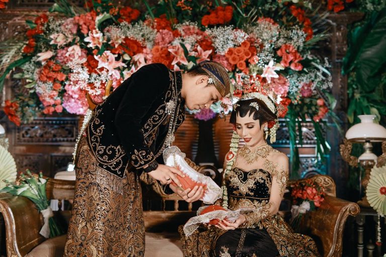 13 Urutan Upacara Panggih dalam Pernikahan Adat Jawa 13 Urutan Upacara Panggih dalam Pernikahan Adat Jawa