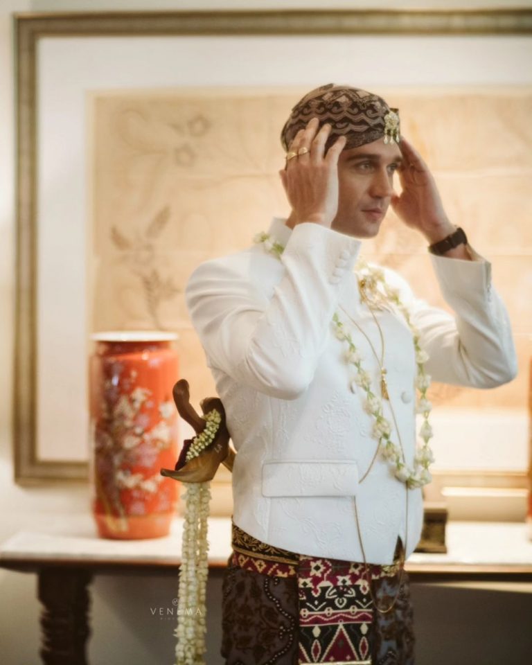 7 Aksesoris Pada Busana Pengantin Pria Jawa dan Maknanya