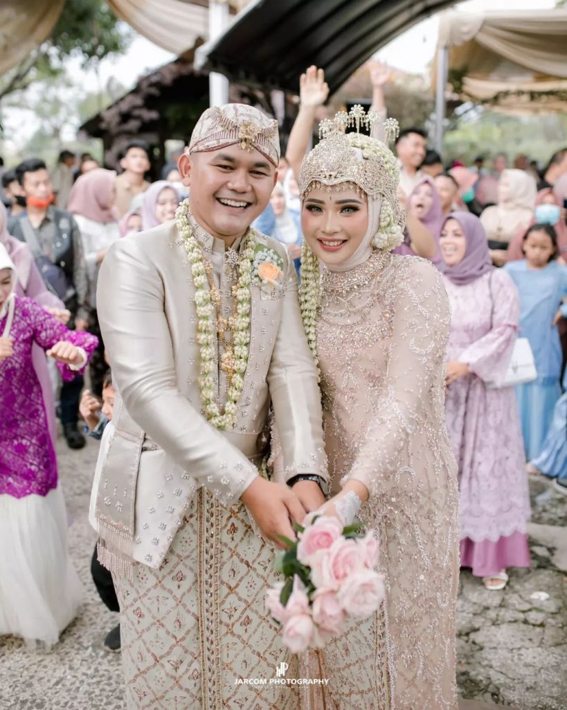 Mengenal 4 Macam Baju Pengantin Sunda yang Penuh Pesona