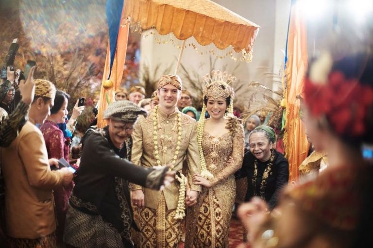 Mengenal 4 Macam Baju Pengantin Sunda yang Penuh Pesona