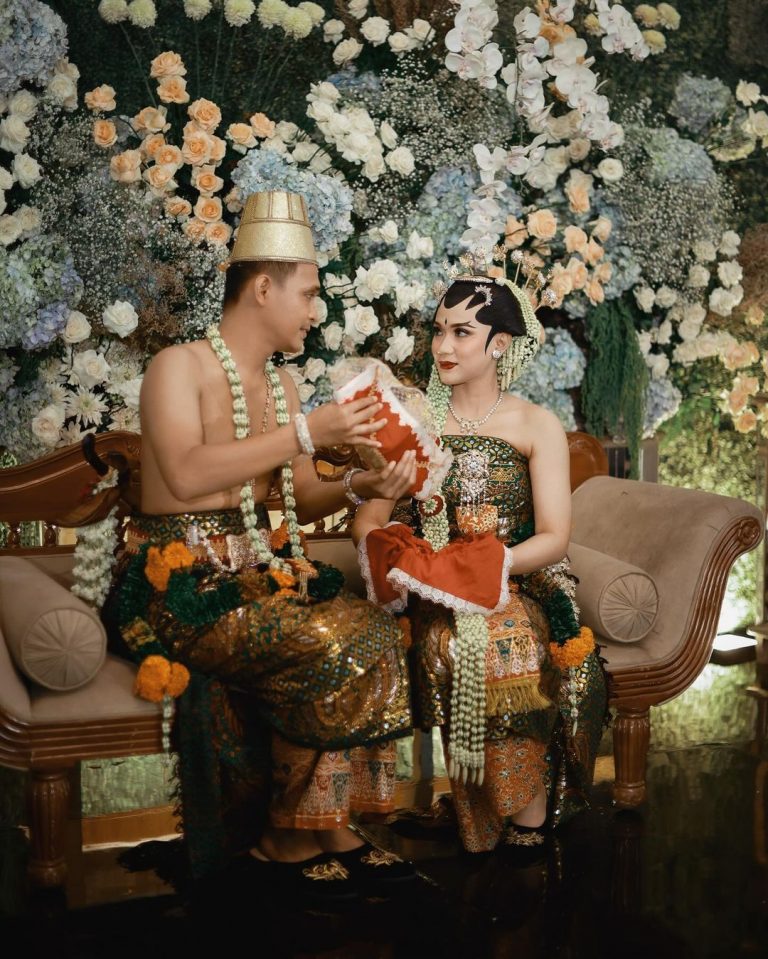 Memahami Upacara Panggih: Pertemuan Sakral dalam Pernikahan Adat Jawa