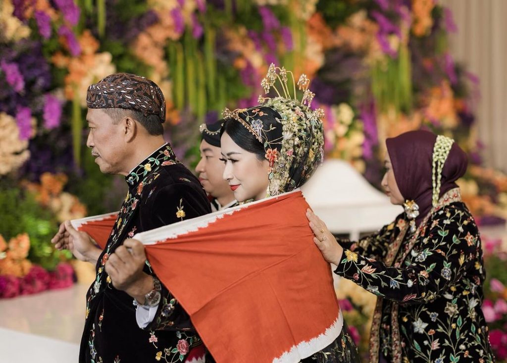 Langkah Demi Langkah Prosesi Sinduran Adat Jawa - V&CO Jewellery News