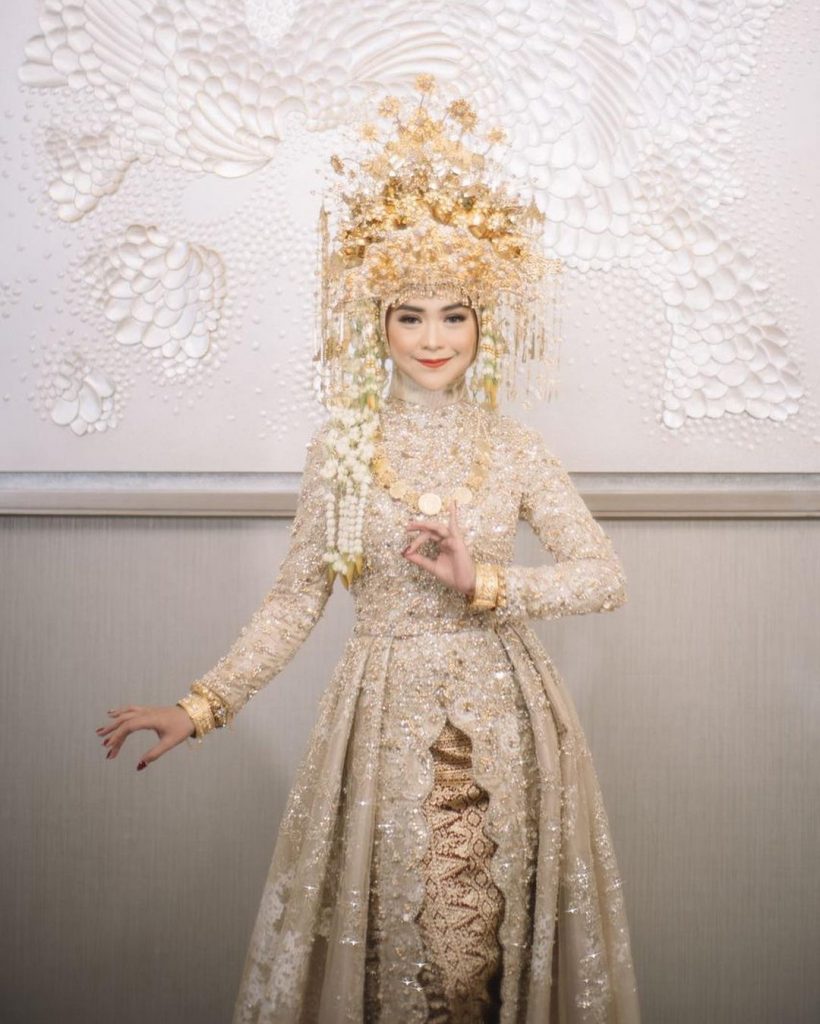 6 Rekomendasi Desainer Kebaya Pengantin Modern Langganan Para Artis!