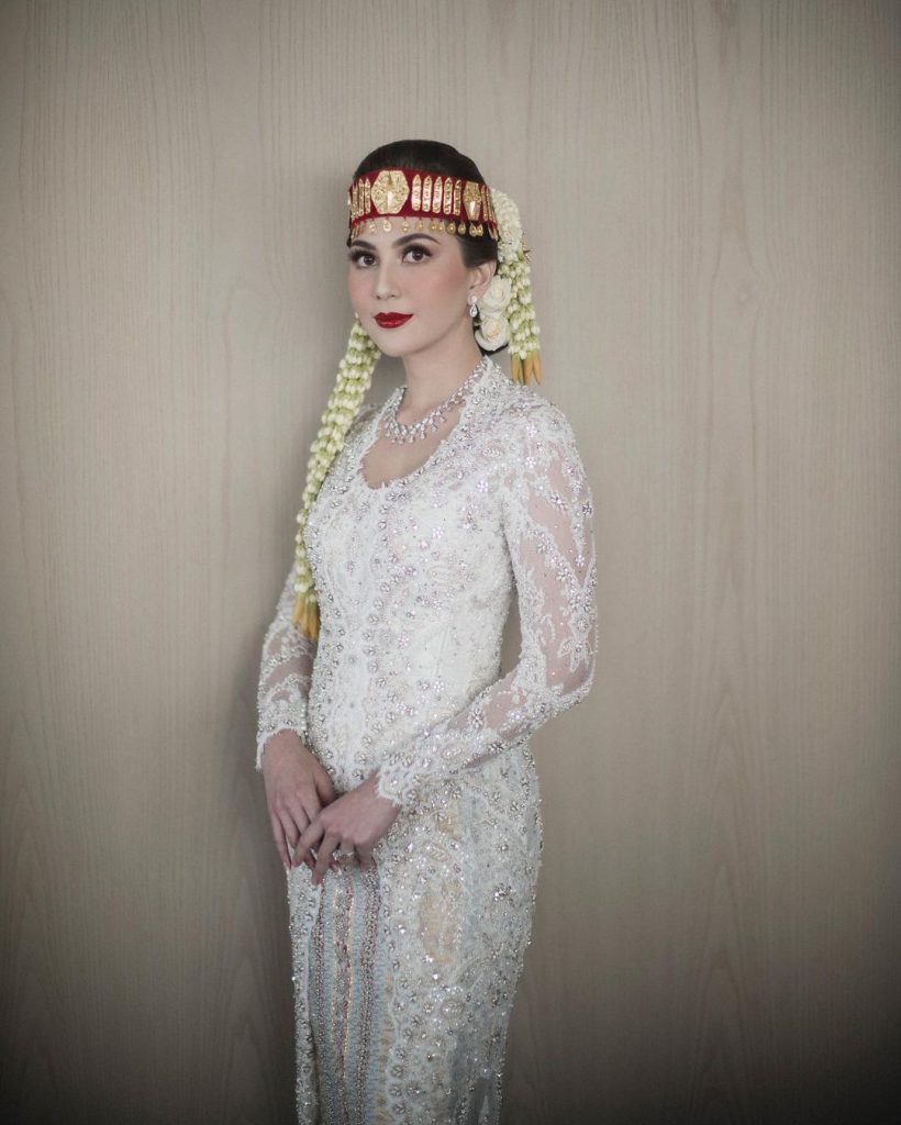 6 Rekomendasi Desainer Kebaya Pengantin Modern Langganan Para Artis!